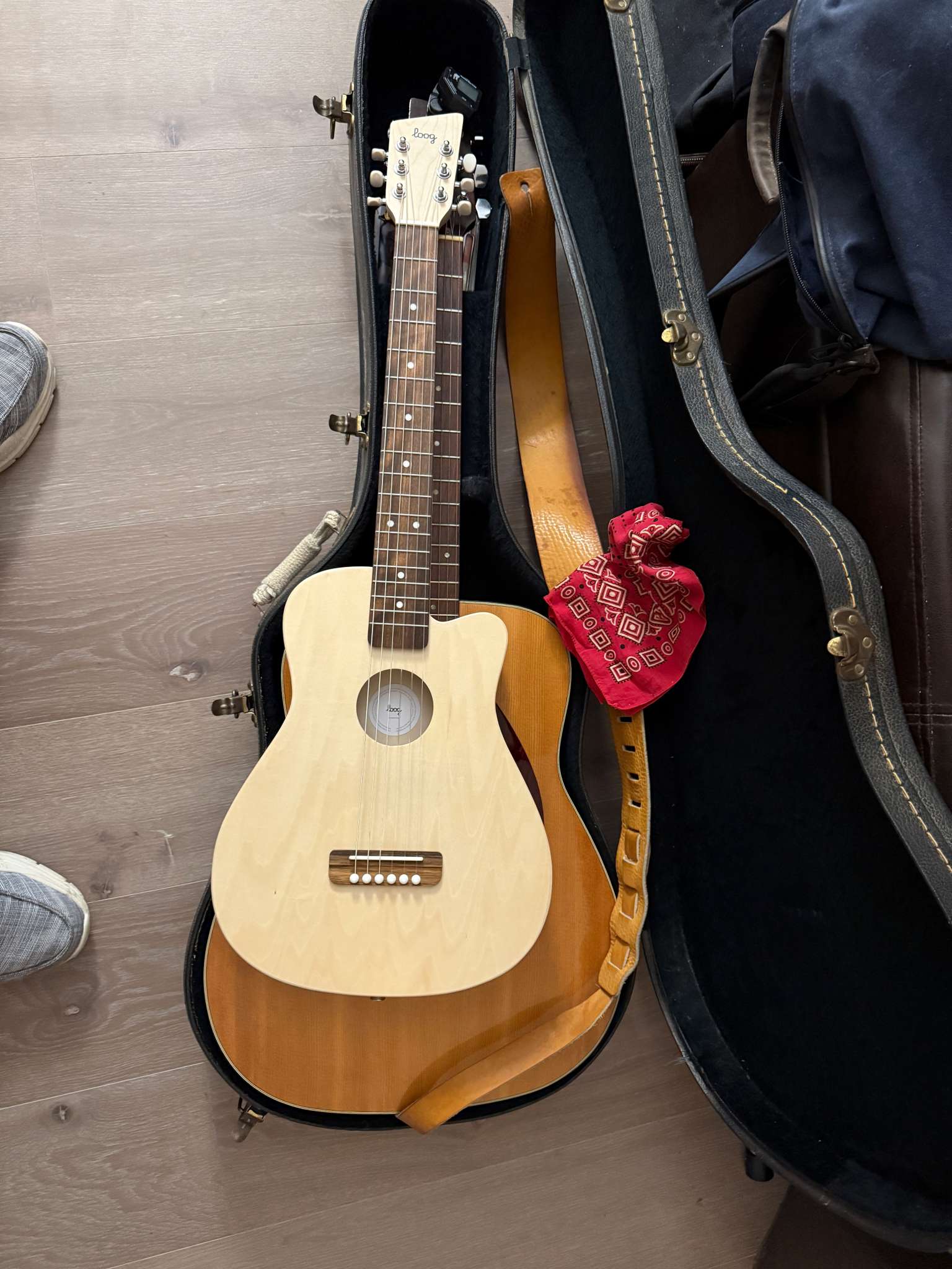 Backstage with the band - Loog guitar for kids and guitar learning system - The Gadgeteer